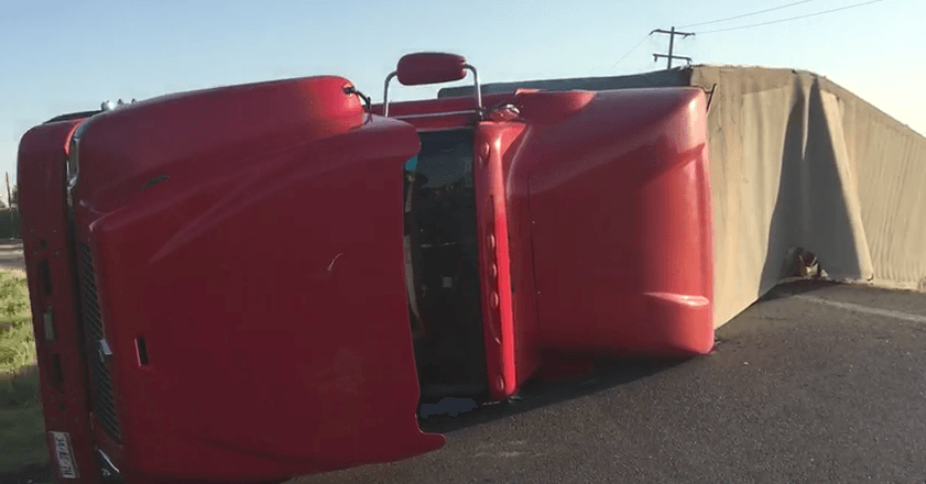 Vuelca tráiler con telas
