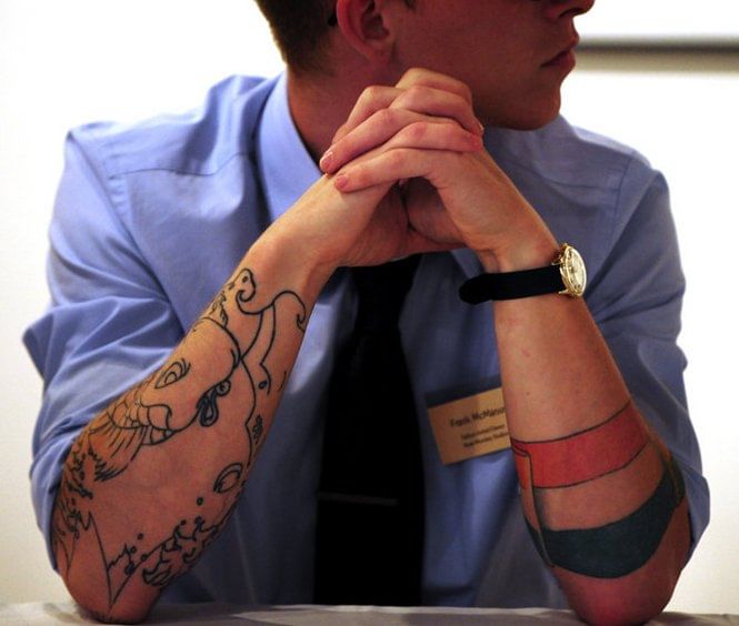 Personas tatuadas mejoran la imagen de una empresa
