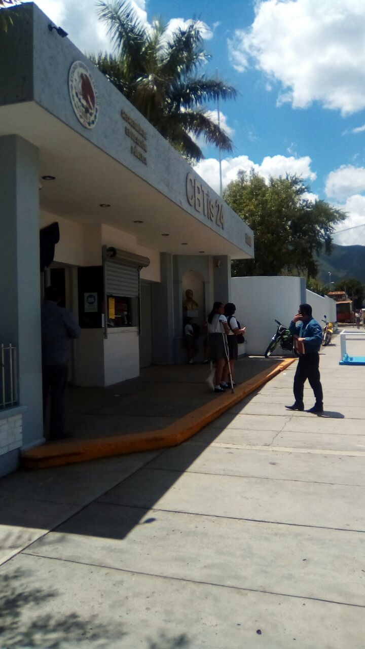 Robot avisará a tus padres si te 'pintas' del CBTis 24