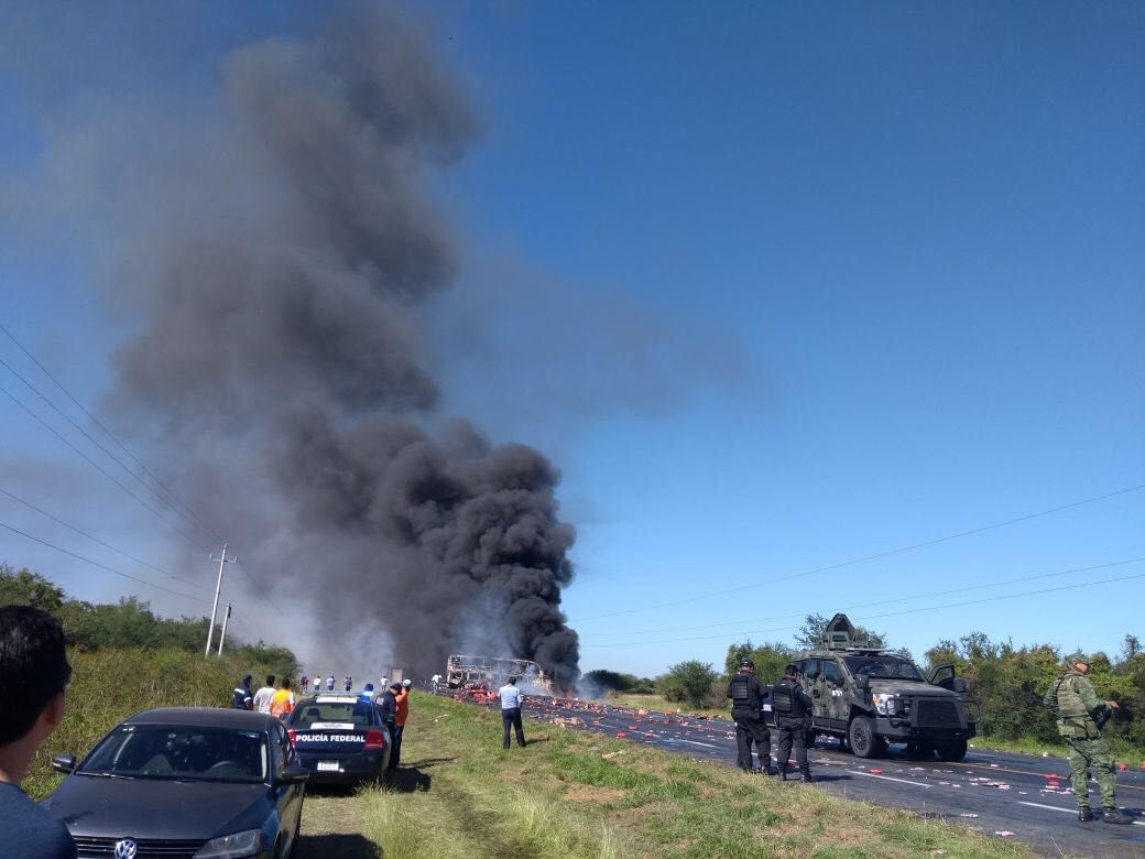 Choca y se incendia un Transpais: al menos 3 muertos