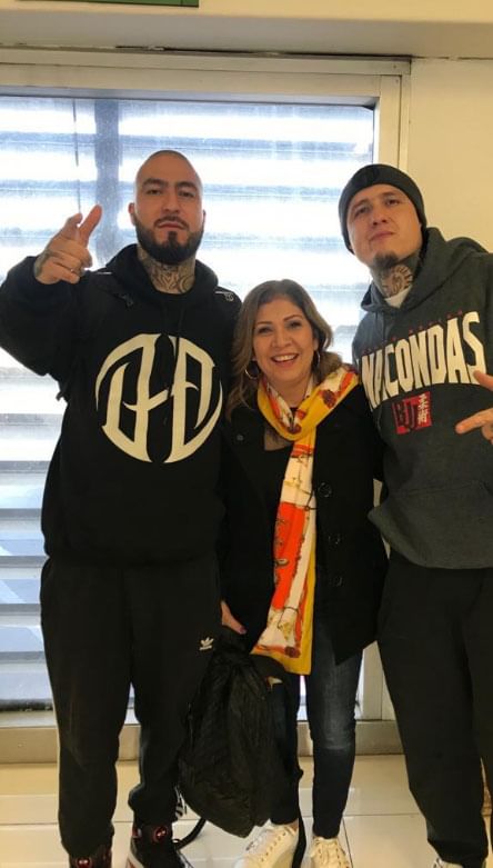 Señora se toma foto con Dharius solo porque vio fila