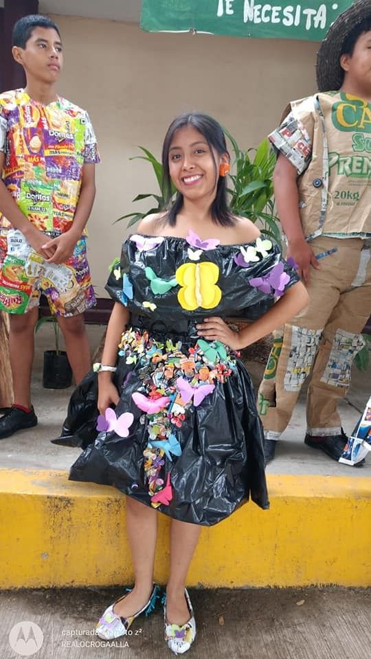 Estudiantes se ponen ecológicos y crean piezas de moda reciclada