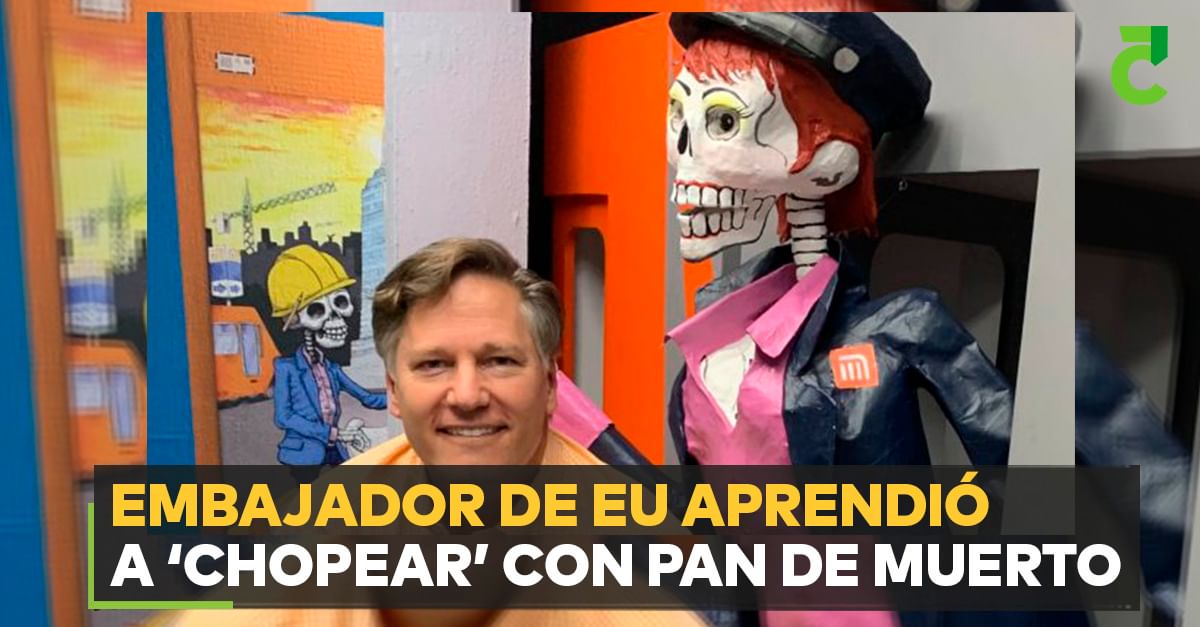 Embajador de EU aprendió a ‘chopear’ con pan de muerto