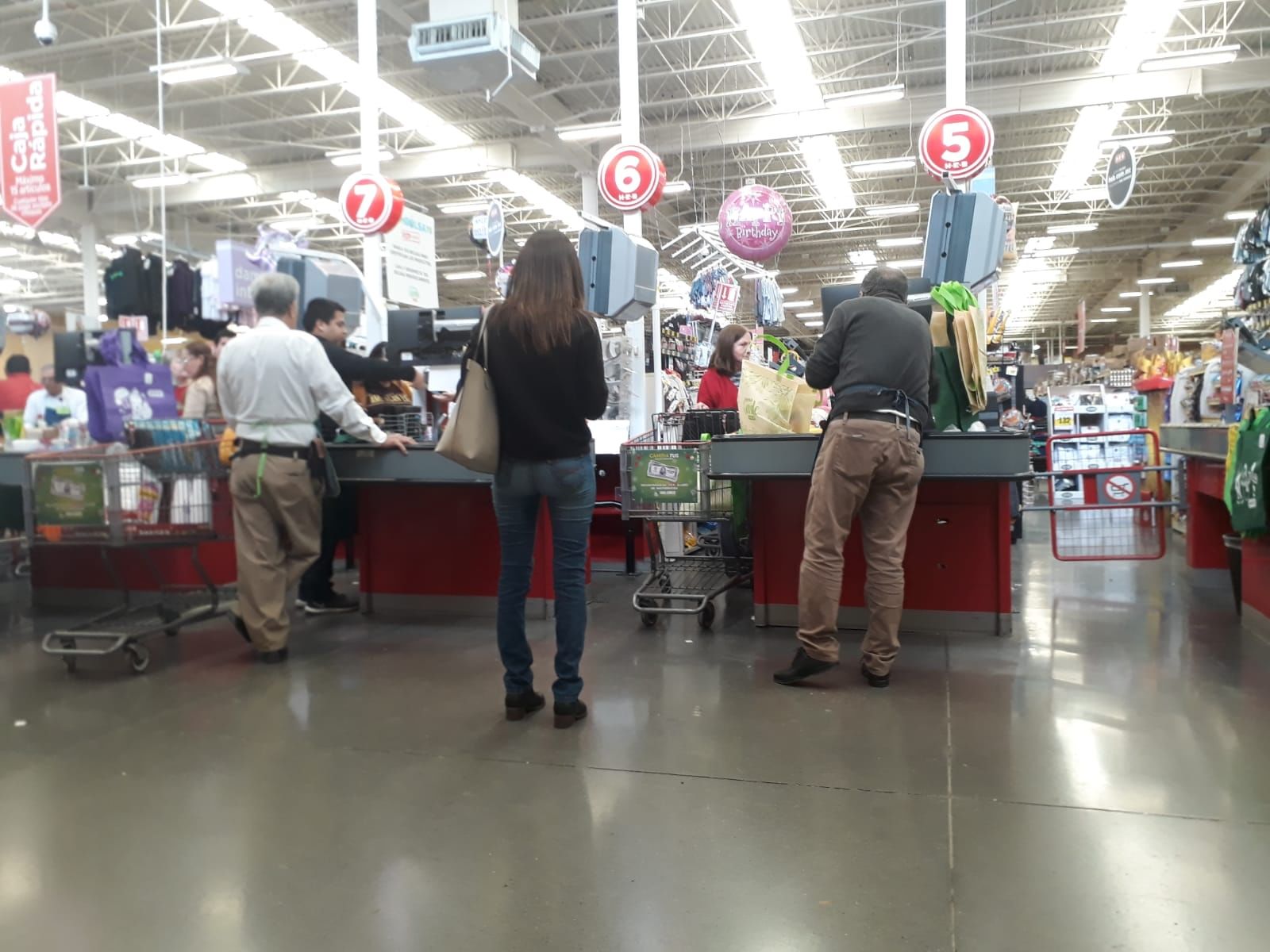 “Hasta más propina nos dan”: Paqueteros de HEB