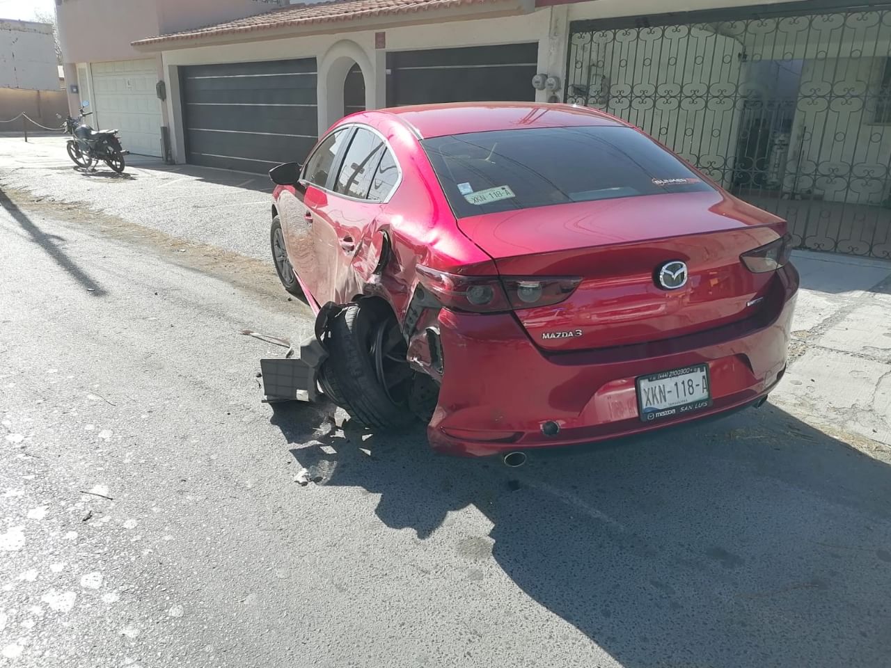 Casi Vuelca Tras Choque