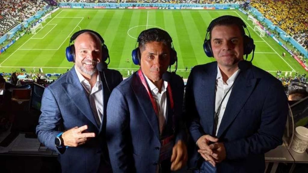 Tunden a actor de Televisa por ver el partido de México en TV Azteca