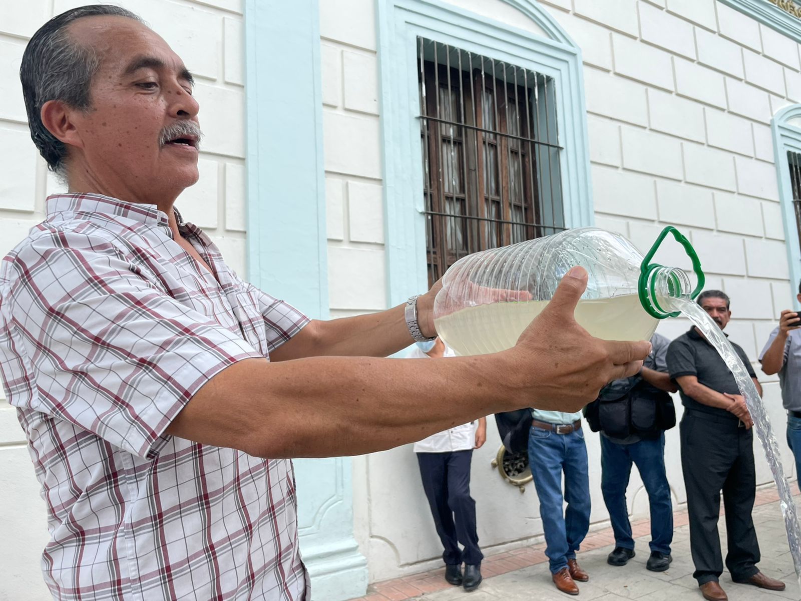 “Toma tu agua puerca y lárgate ya Gattás!”