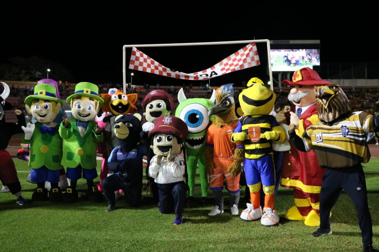 Personajes oficiales de la SSPT conviven en carrera de botargas