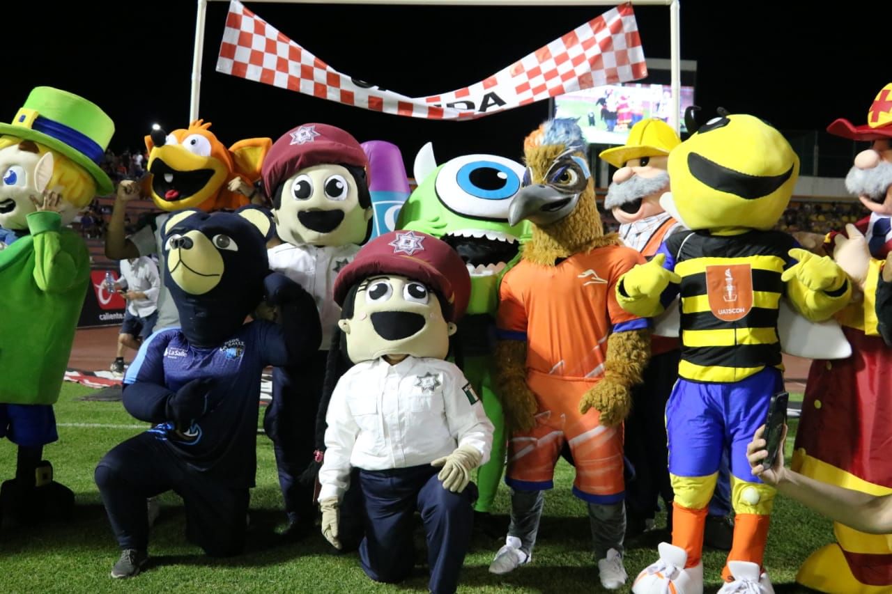 Personajes oficiales de la SSPT conviven en carrera de botargas