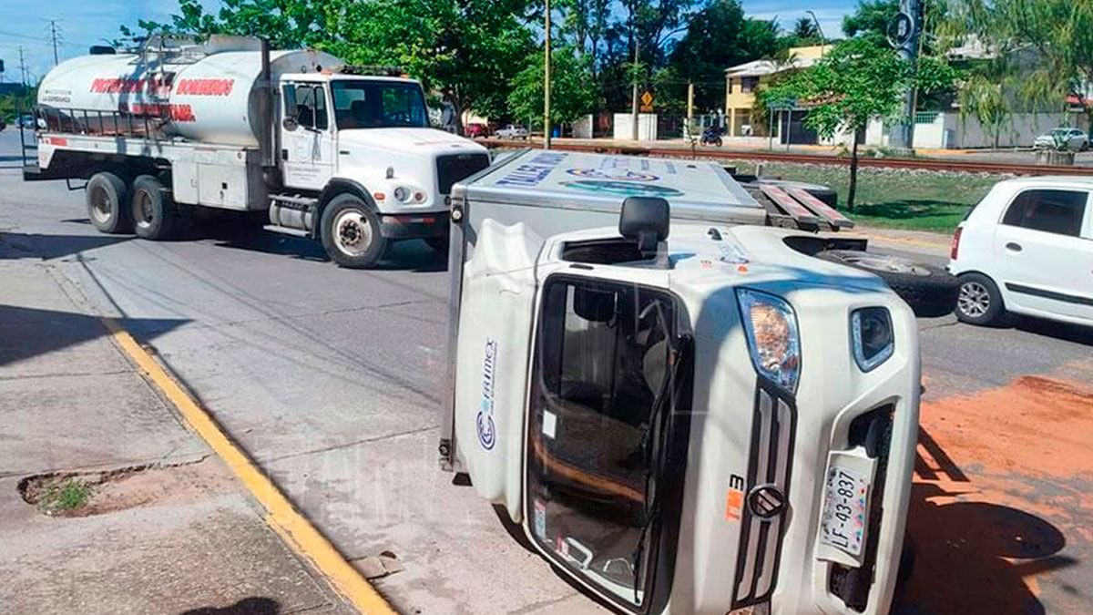 Vuelca y resulta ileso de milagro