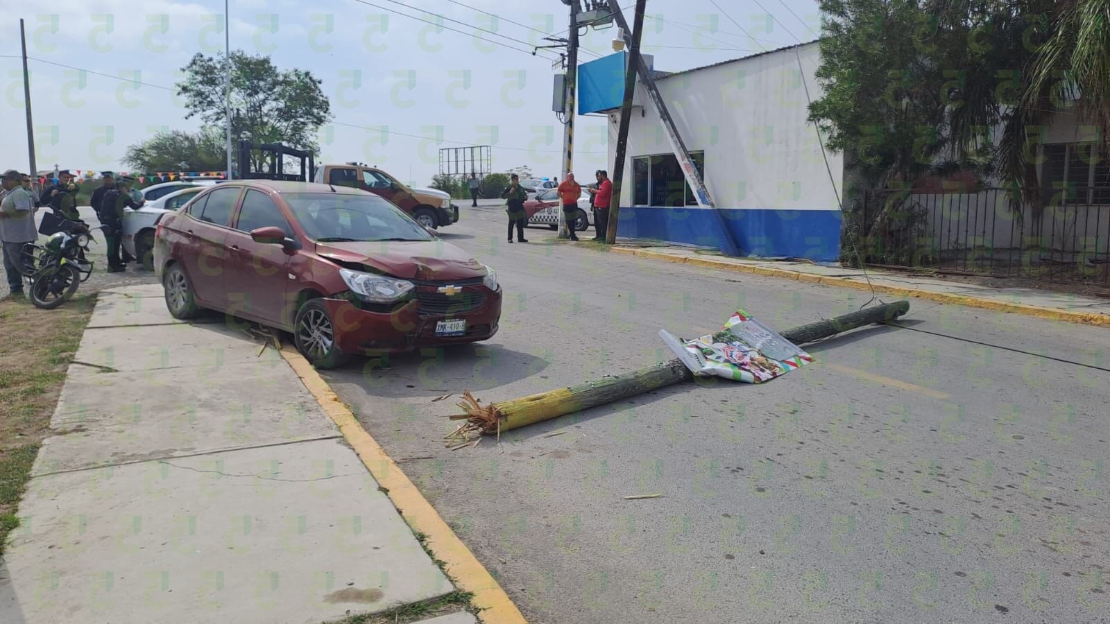 Conductor esquiva carro, choca contra poste, lo derriba y aplasta a ...