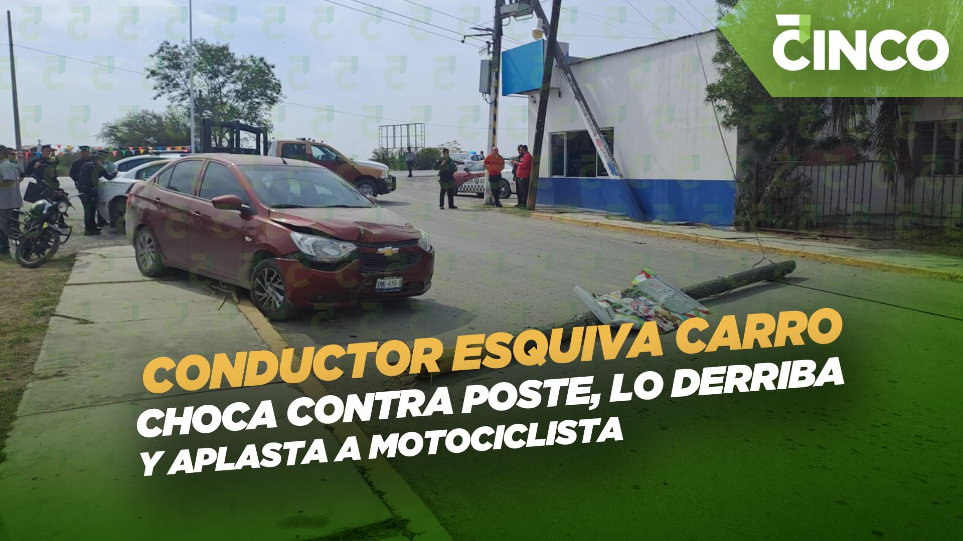 Conductor esquiva carro, choca contra poste, lo derriba y aplasta a ...