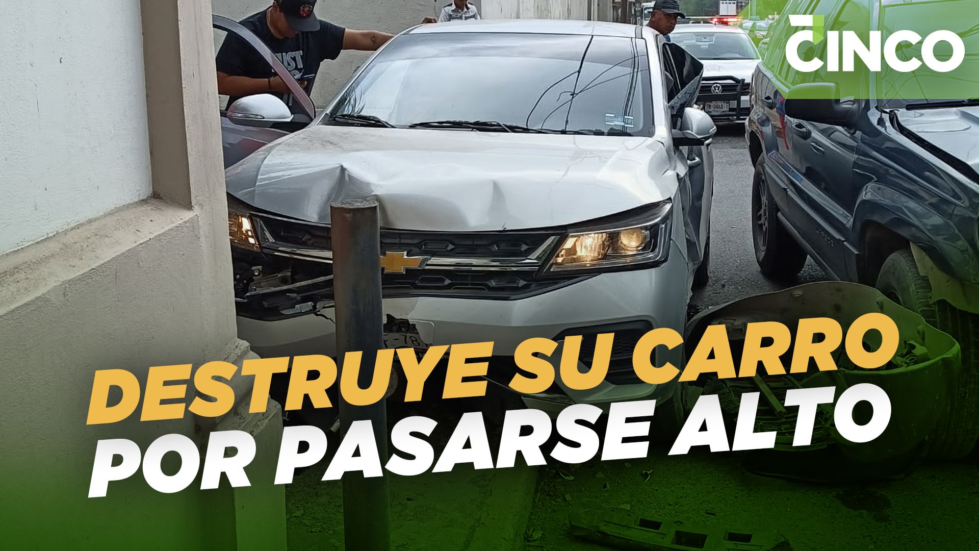 Destruye su carro por pasarse alto