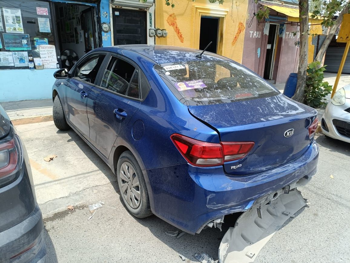 Choca Con Carro Estacionado