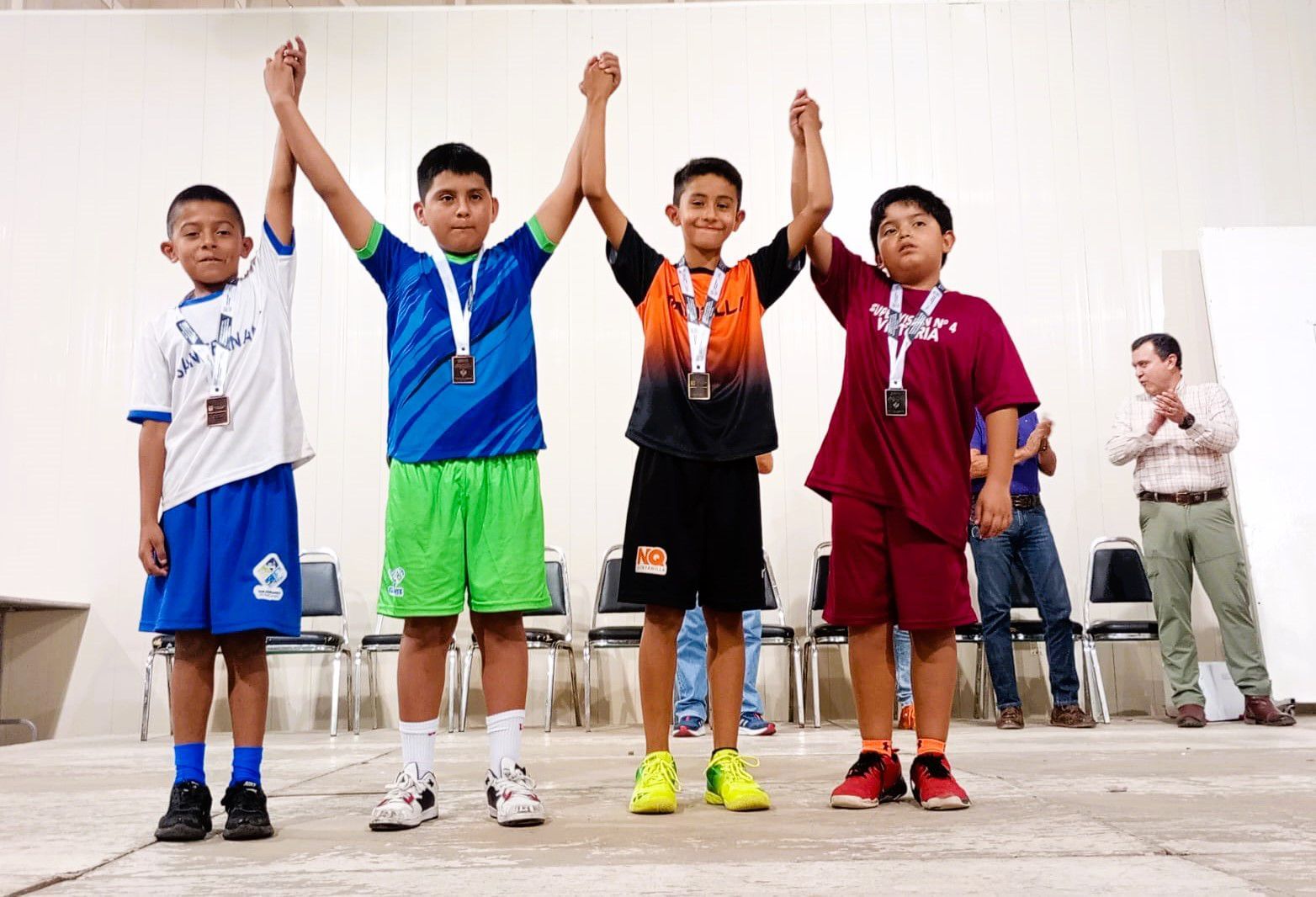 Conquista Victoria seis medallas en Bádminton