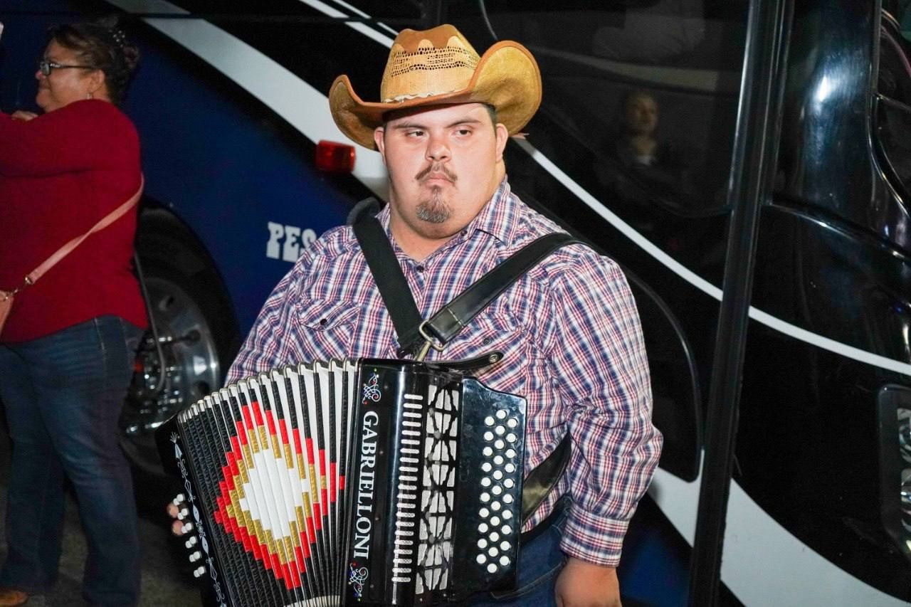 Adolfito cumple su sueño y Pesado le firma su acordeón