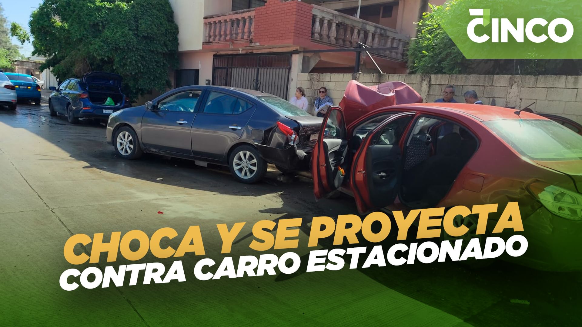 Choca y se proyecta contra carro estacionado