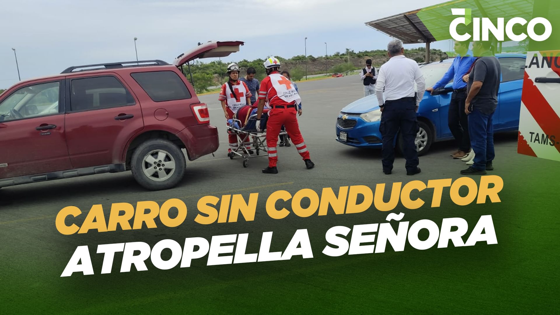 Carro sin conductor atropella señora