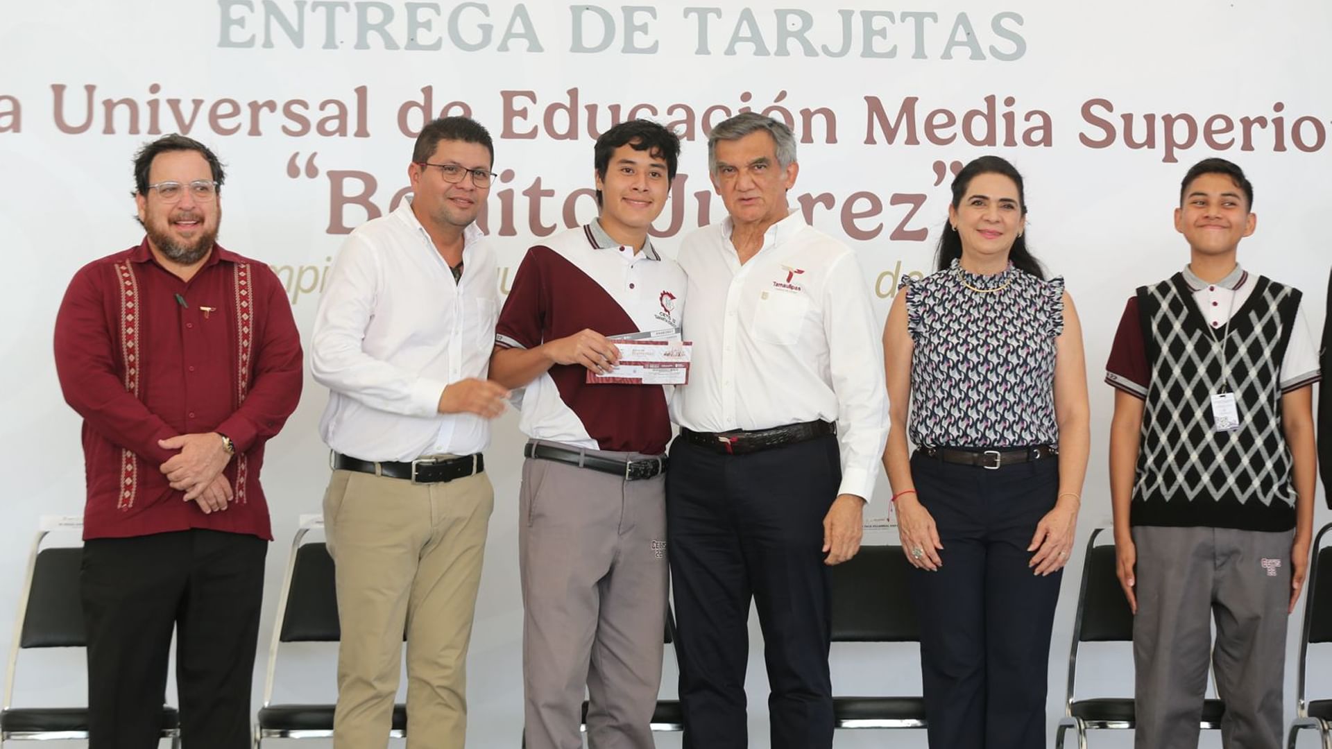 Entrega gobernador a estudiantes de la zona sur becas federales “Benito ...
