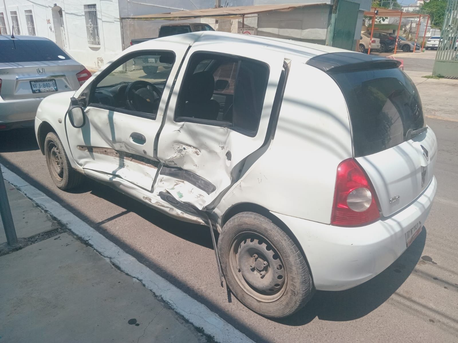 Choca contra carro y se lleva de encuentro un poste