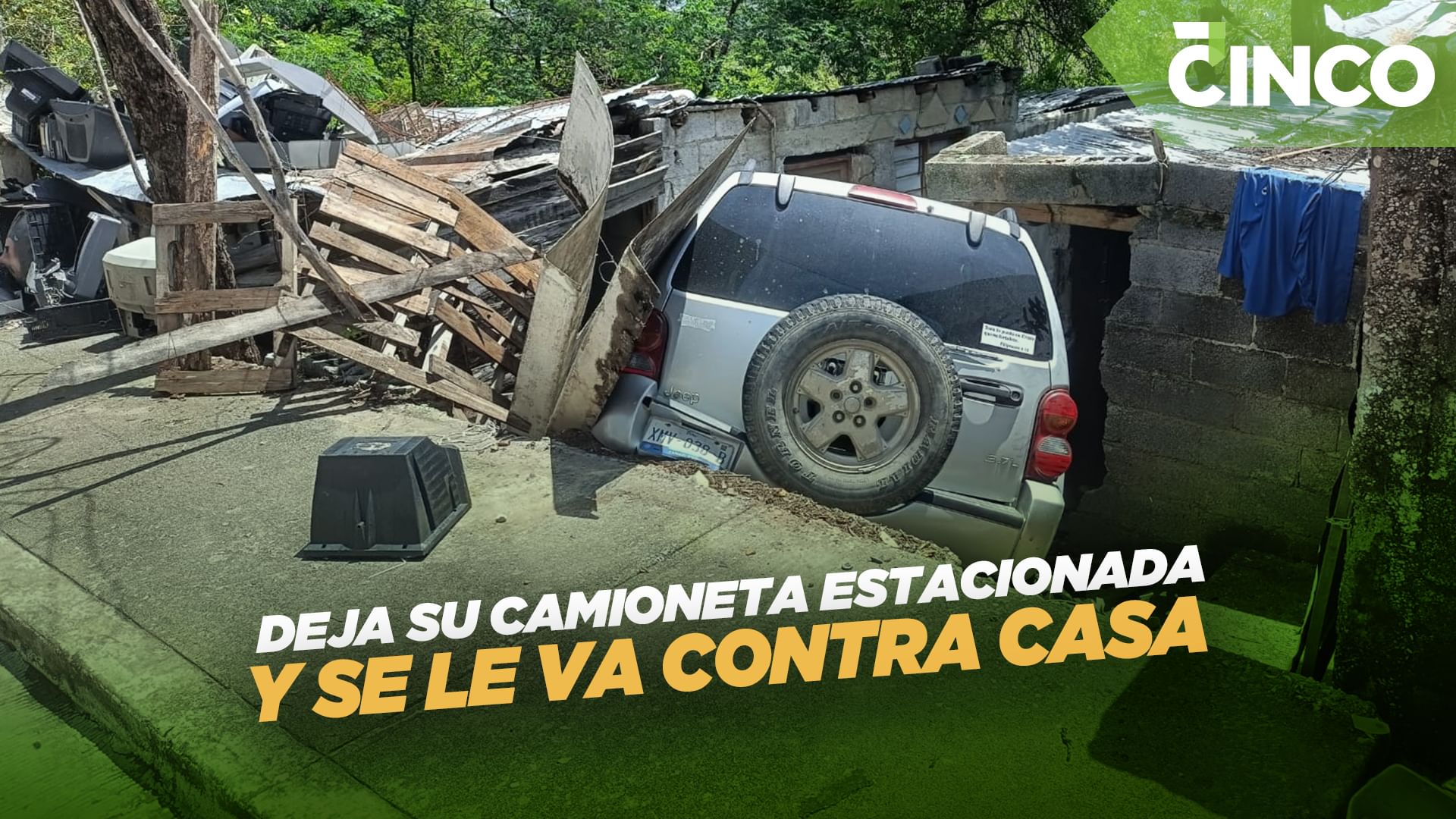 Deja su camioneta estacionada y se le va contra casa