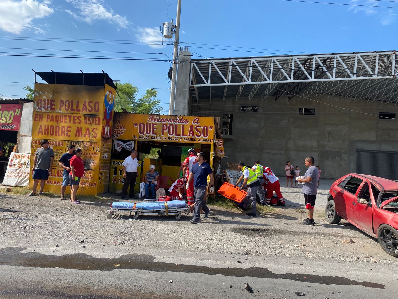 Iba por pollo y causa choque con seis heridos