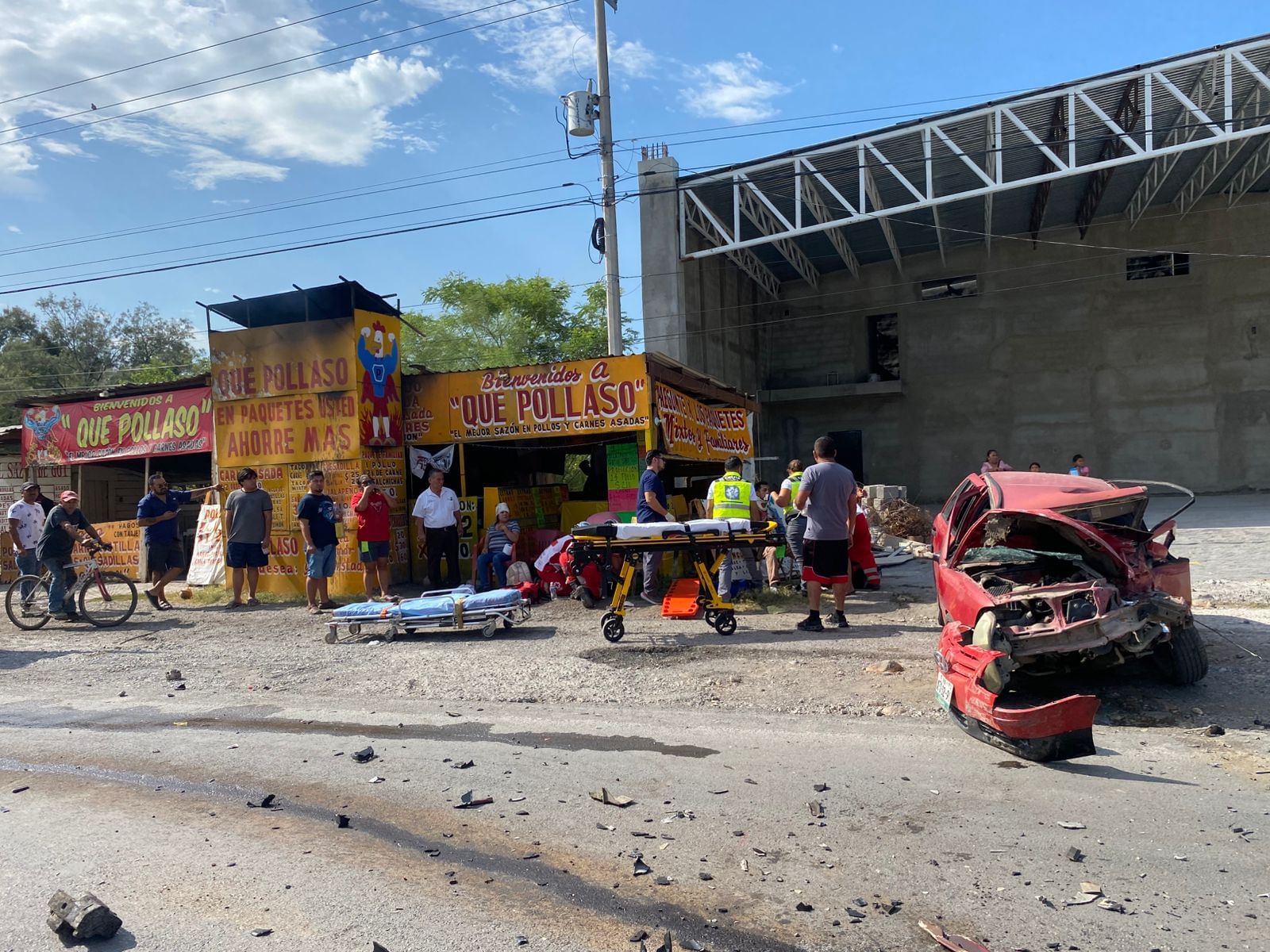 Iba por pollo y causa choque con seis heridos