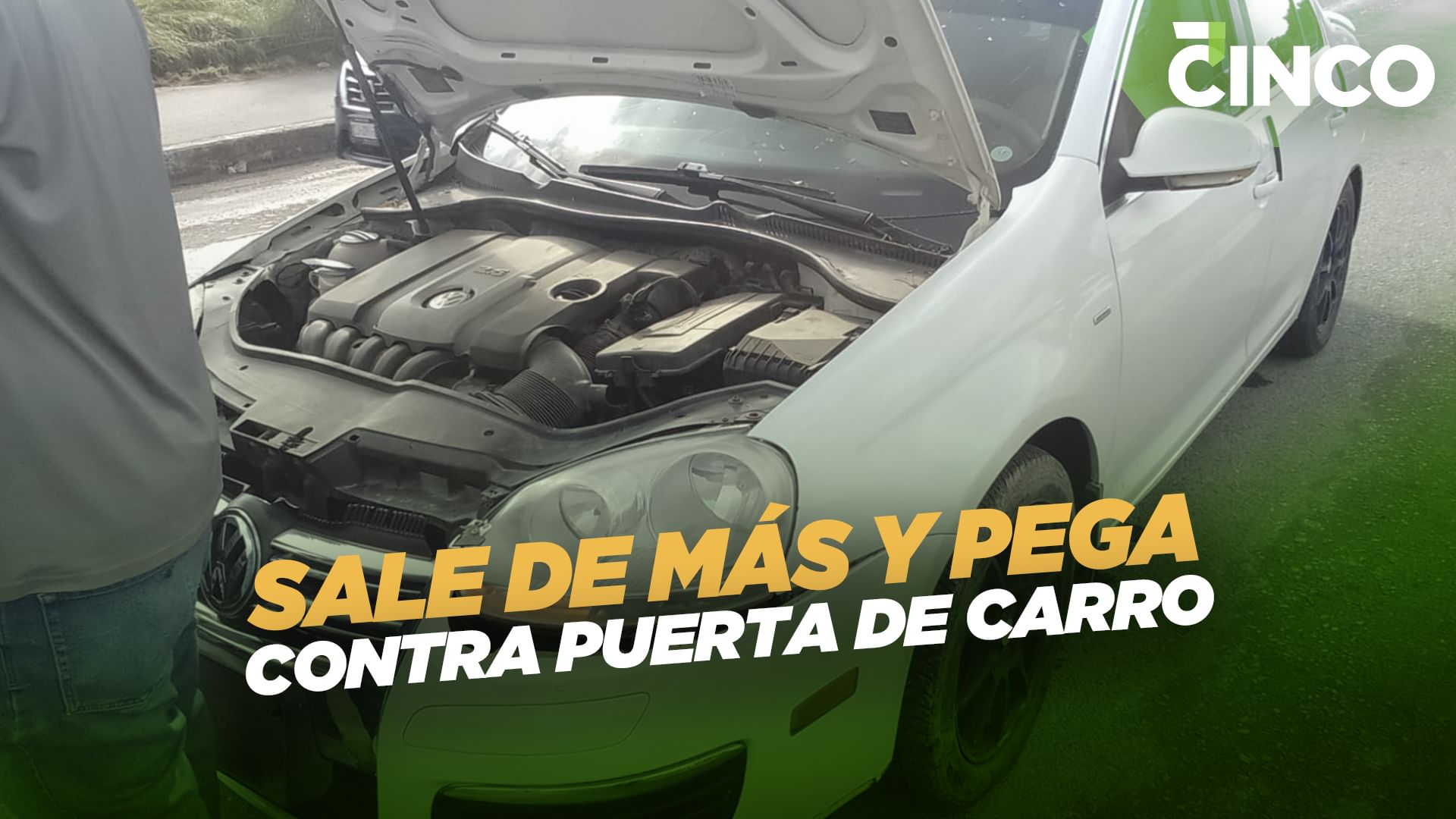 Sale de más y pega contra puerta de carro