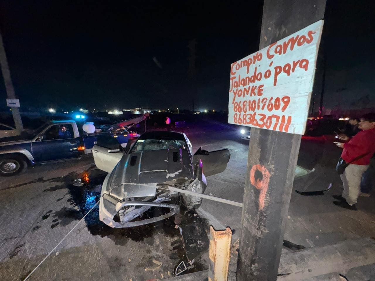 Joven choca su carro deportivo contra poste