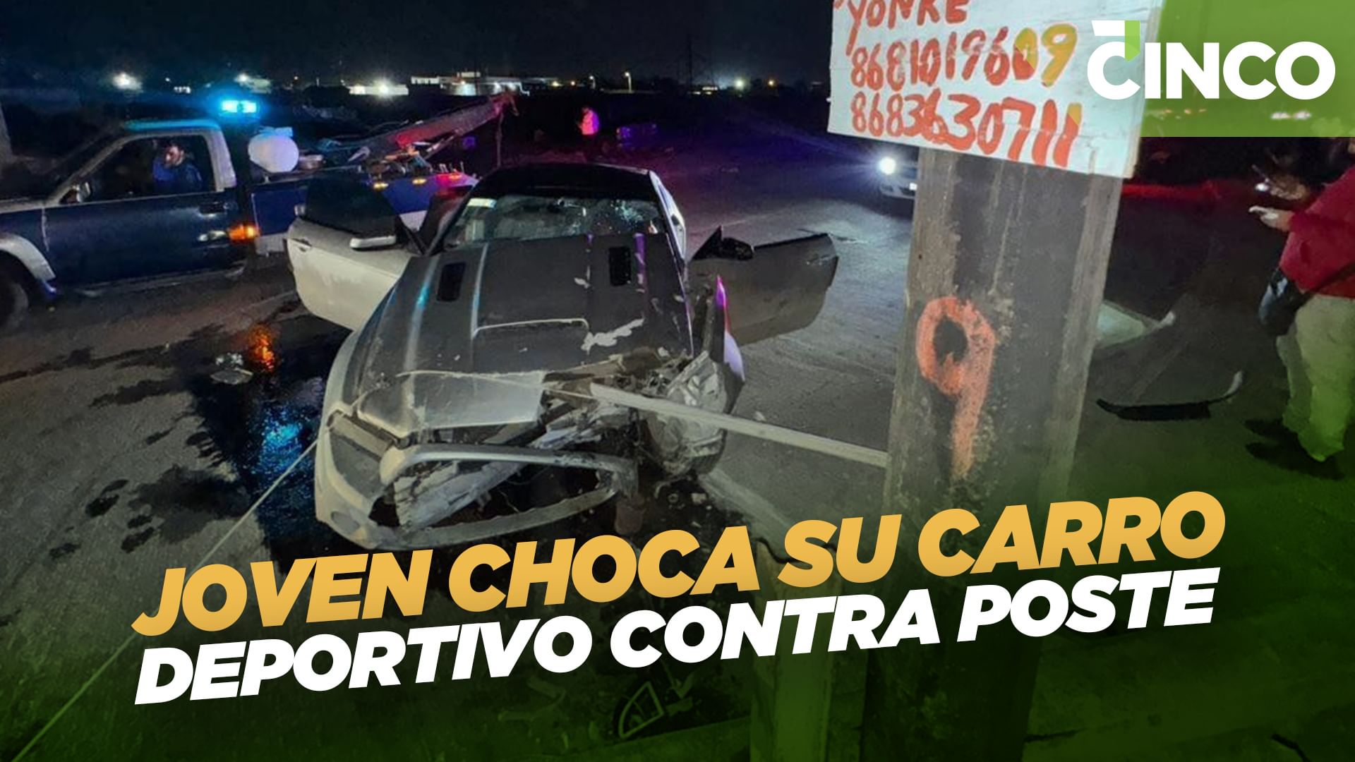 Joven choca su carro deportivo contra poste