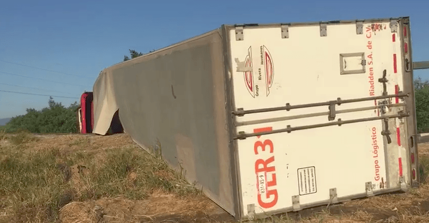 Vuelca tráiler con telas