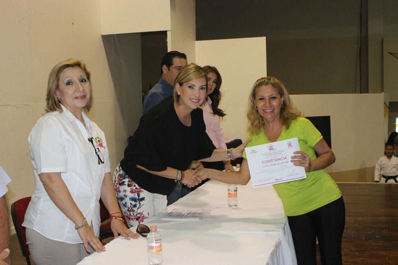 Escándalo trae de vuelta a esposa de Almaraz