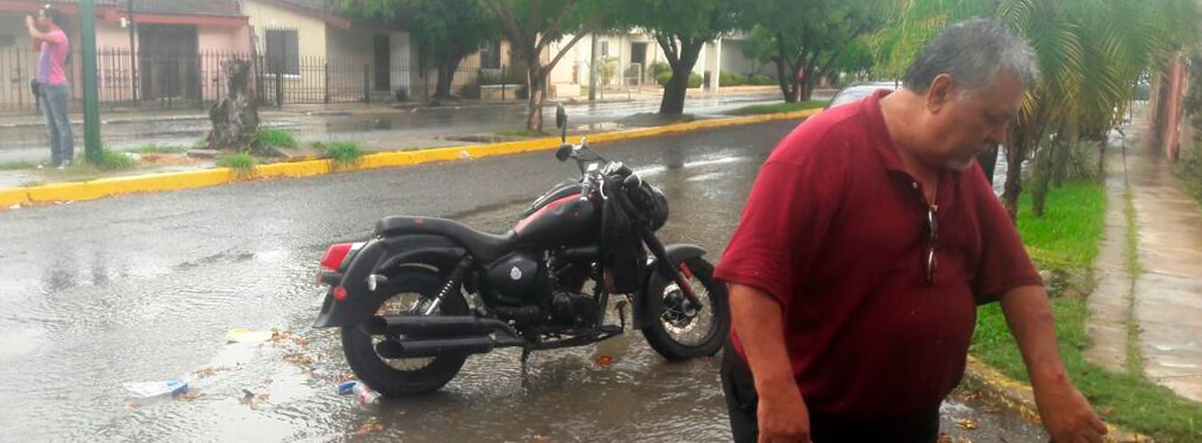 Carro lo tumba y le raja la cara