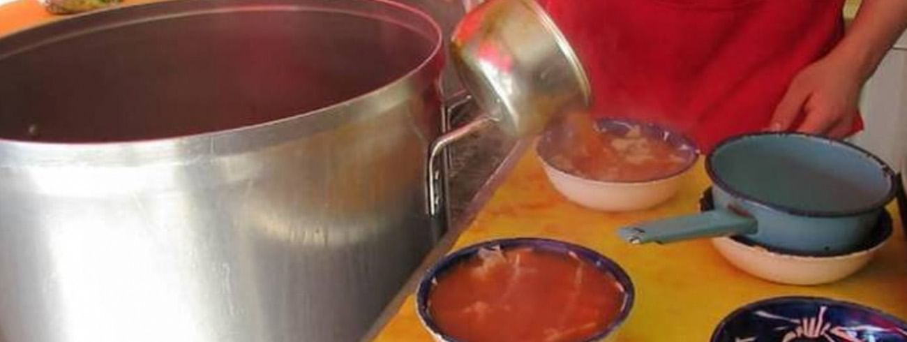 Cae pequeña en olla de menudo hirviendo