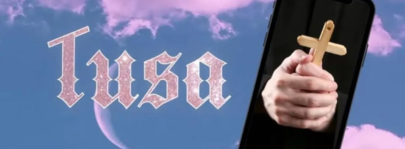 Sacerdote canta “Tusa” en plena misa