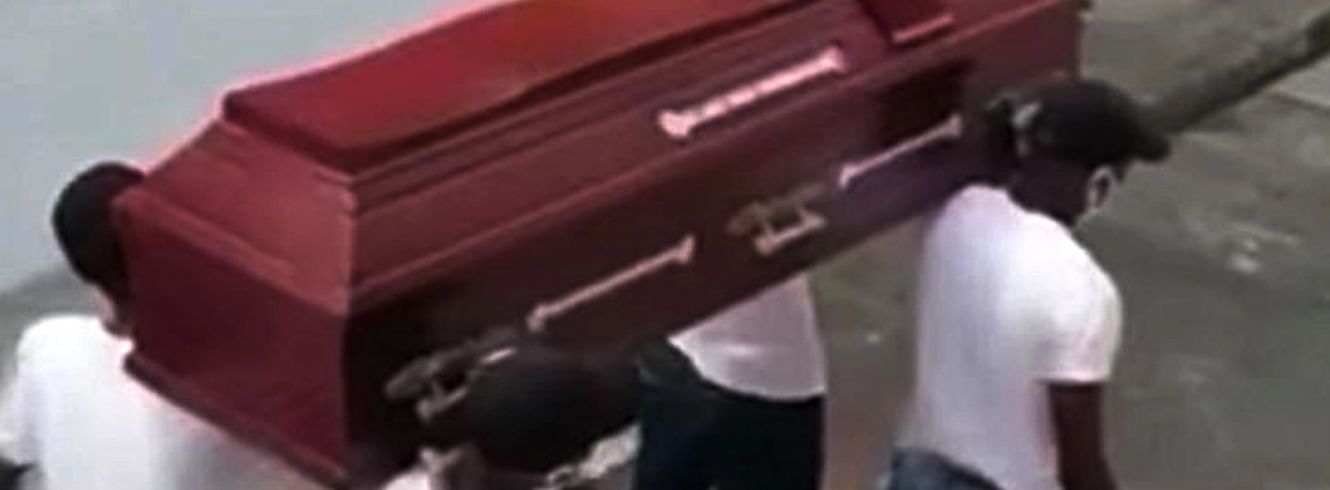 Imitan MEME VIRAL de africanos con ataúd para generar conciencia