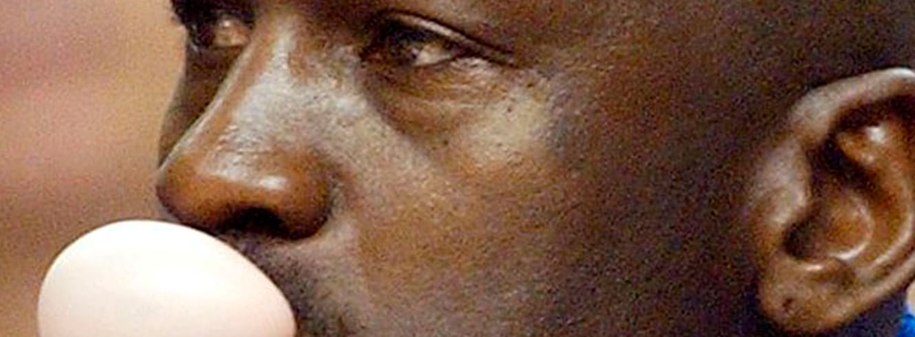 ¿Por qué Michael Jordan tiene los ojos amarillos?