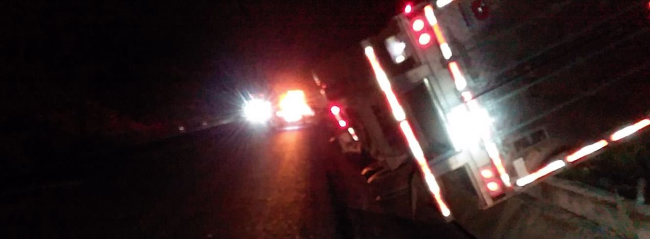 Vuelca tráiler con mango