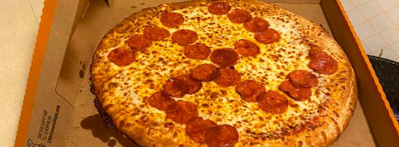 Pareja recibe pizza con símbolo nazi hecho de pepperoni
