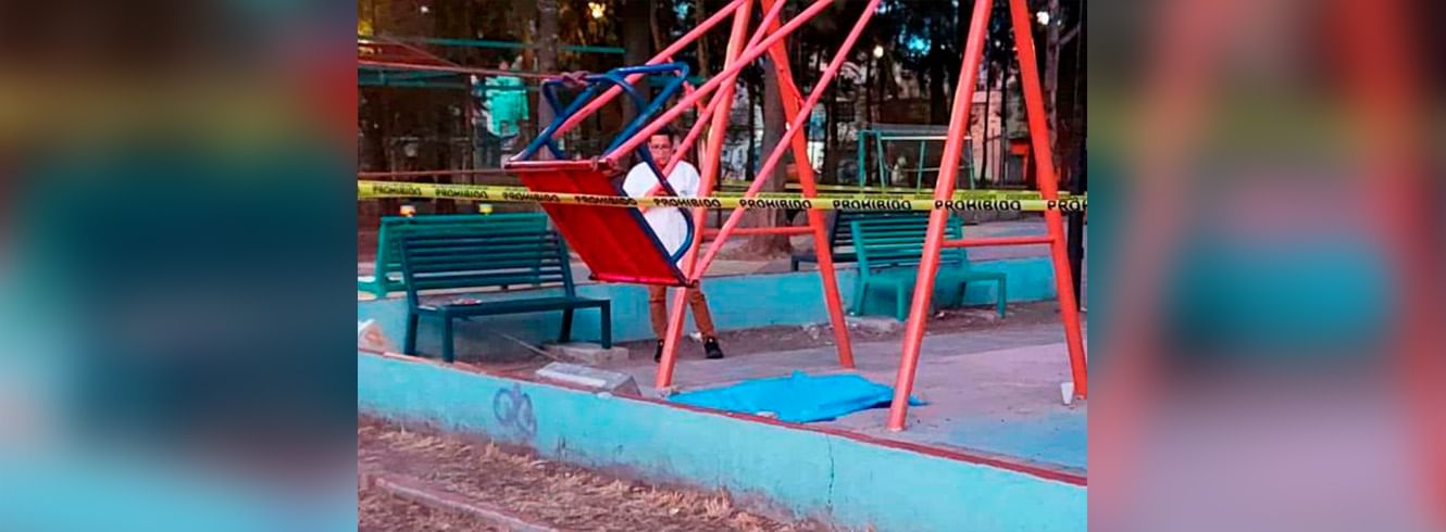 Niño muere tras caer de columpio