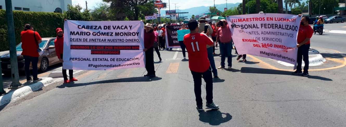 Maestros protestan en Casa de Gobierno
