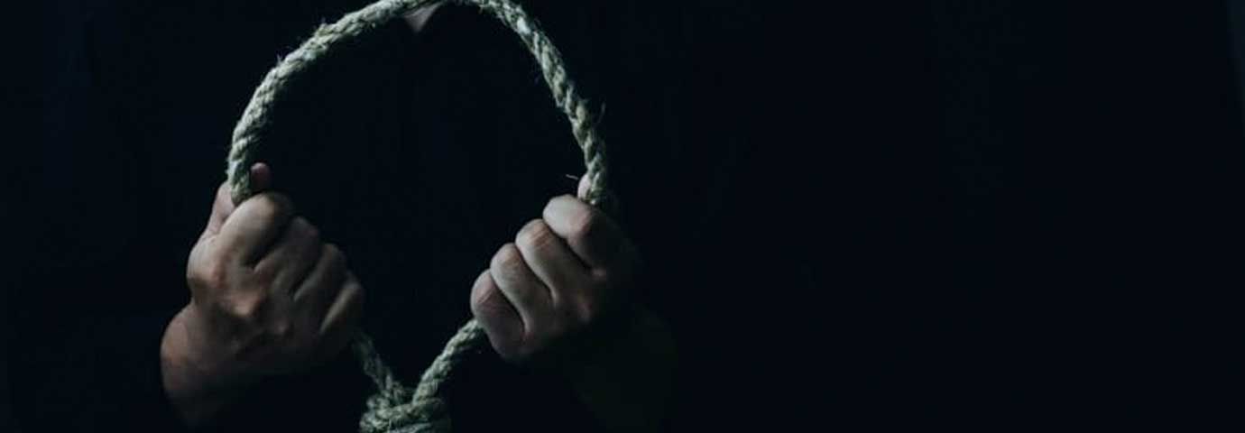 Se ahorca por falta de dinero