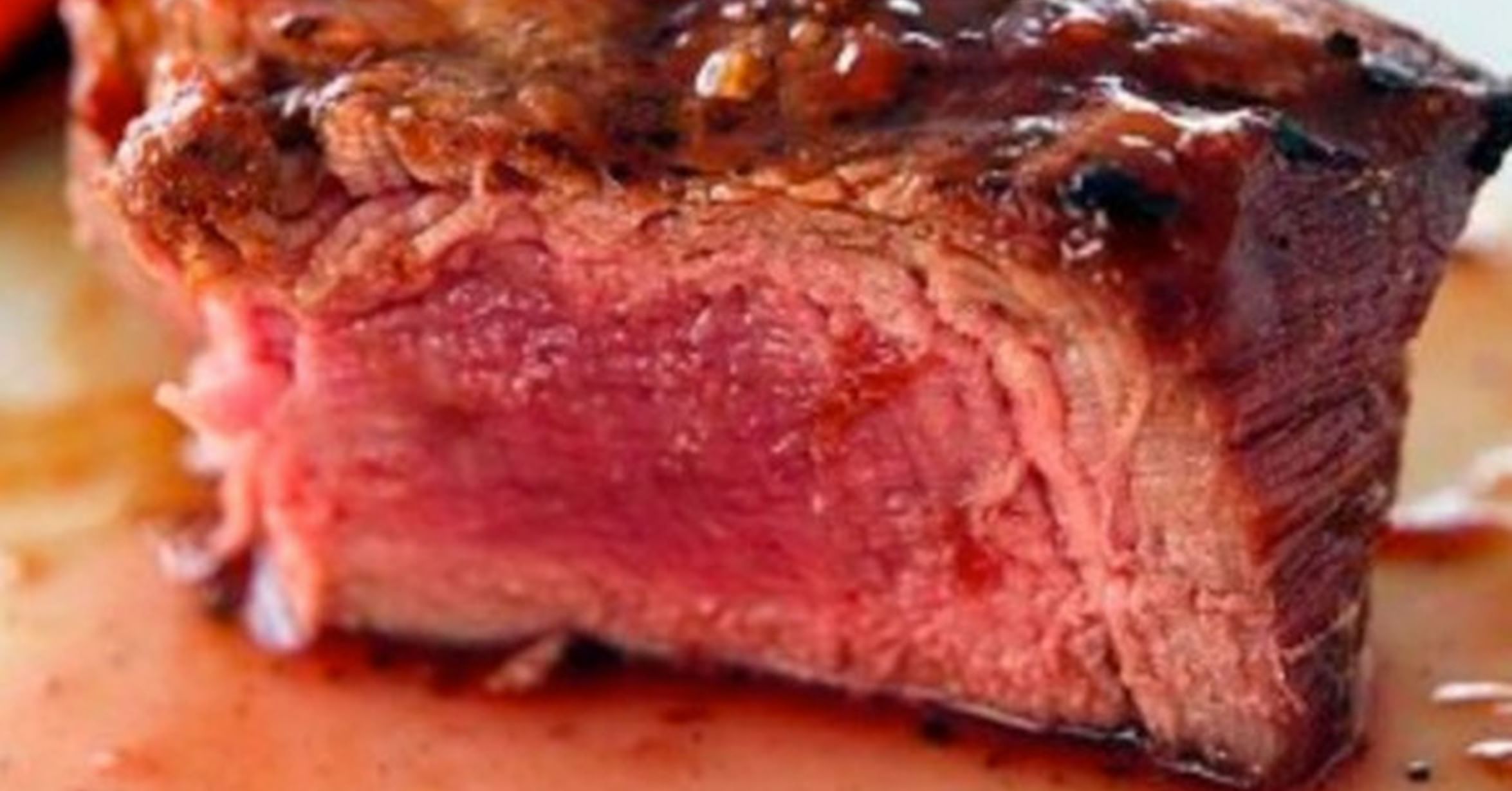 ¿Qué es el líquido rojo de la carne cruda?