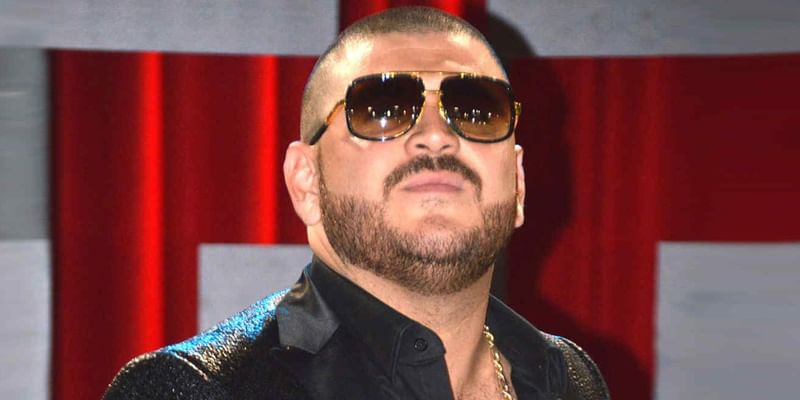 Prenden fuego al escenario del “Komander”