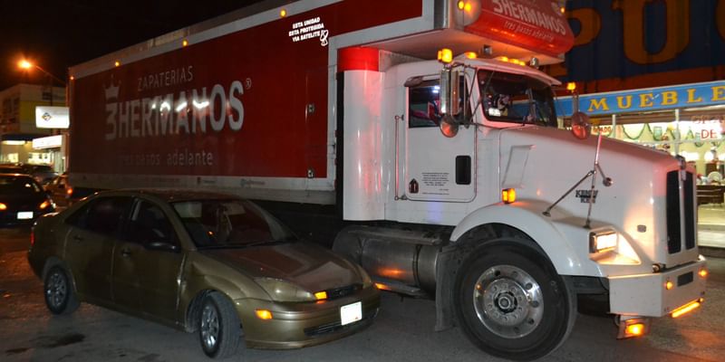 Inicia marcha y choca con tráiler
